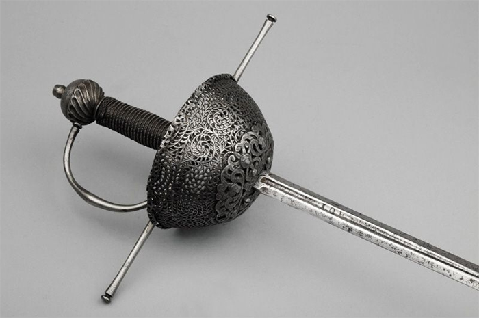 AMO DEL CASTILLO: La espada ropera