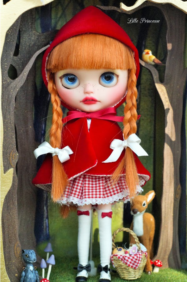 Lille Princesse: Little red riding hood custom room box
