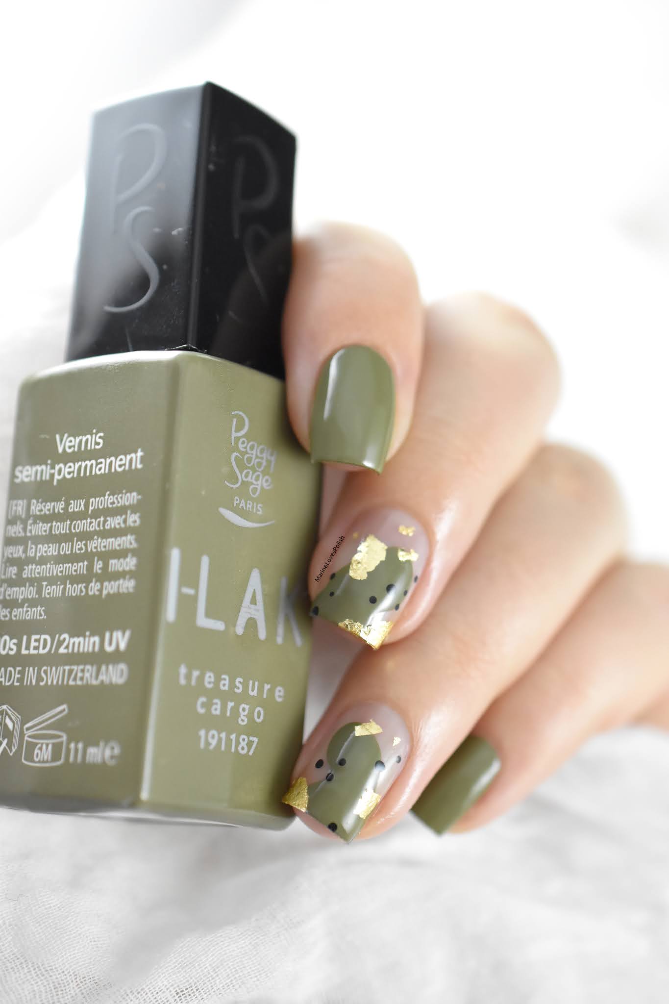 Nail art abstrait pois et feuilles d'or