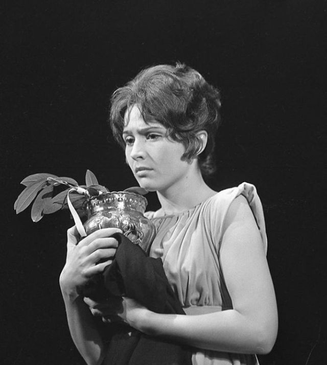 The “First Lady of Slovak Theater”: 28 Gorgeous Photos of Emília ...