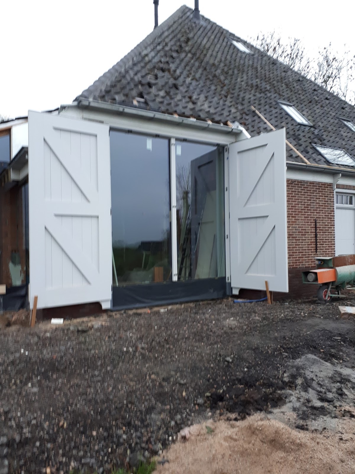 Stolpboerderij Remco en Petra: GLAS IN DE DARSDEUREN OPENING EN LOOS