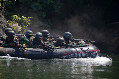 DEFENSE STUDIES: Prajurit Yonif 1 Marinir Latihan Menembak Dari Atas ...
