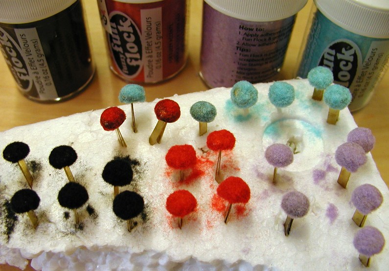 Steffies Hexenhaus: Fun Flock auf Knöpfen und Brads