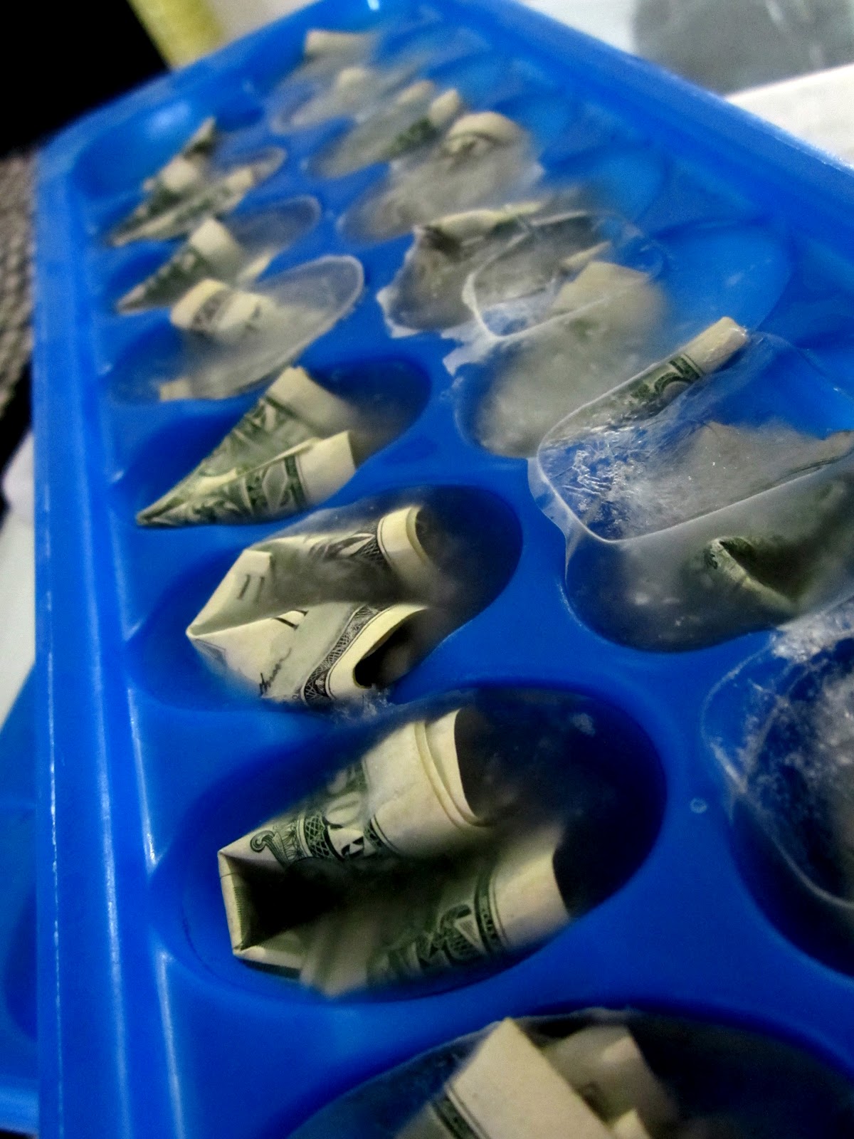 love, elizabethany: gift idea: i froze cash in ice cubes