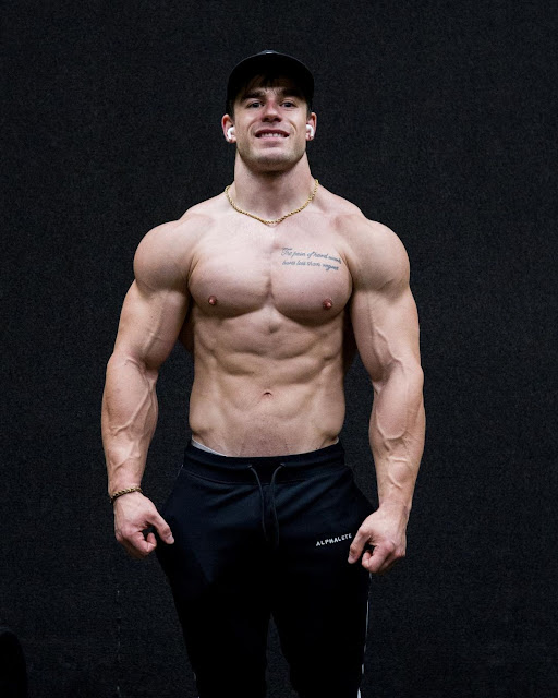 FITNESS INFLUENCER – ALEX GIBSON – Monday XYZ