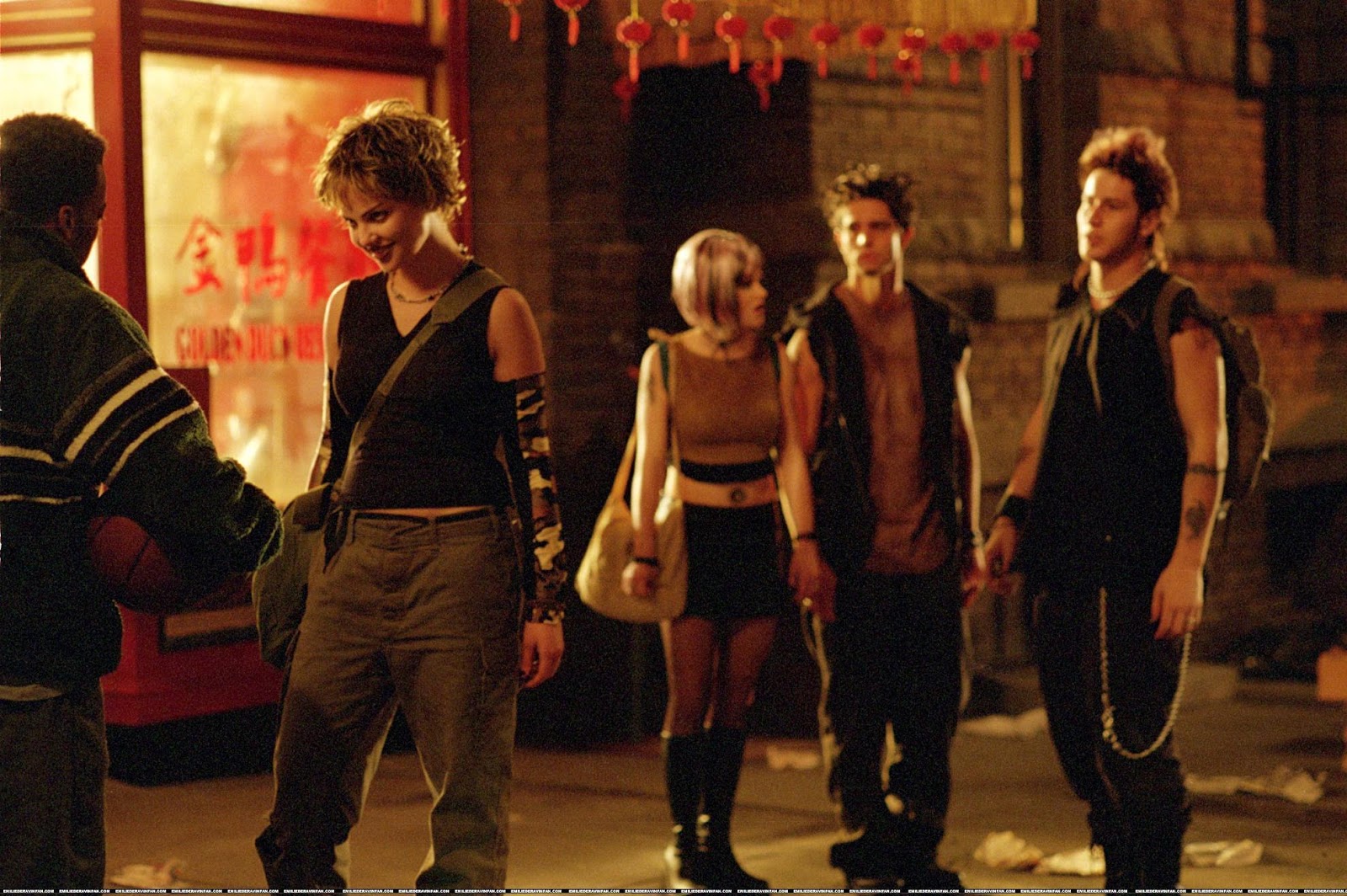 Doux Reviews: Roswell: Season Two, Part One