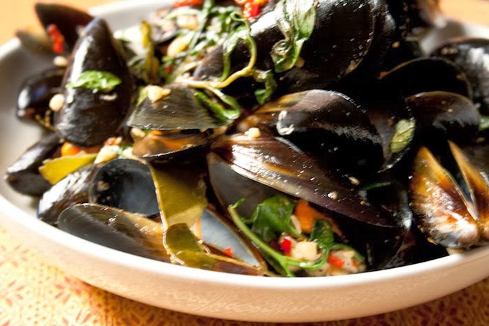 How to Make Indonesian Stir-Fried Mussels With Chili, Garlic and Basil ...