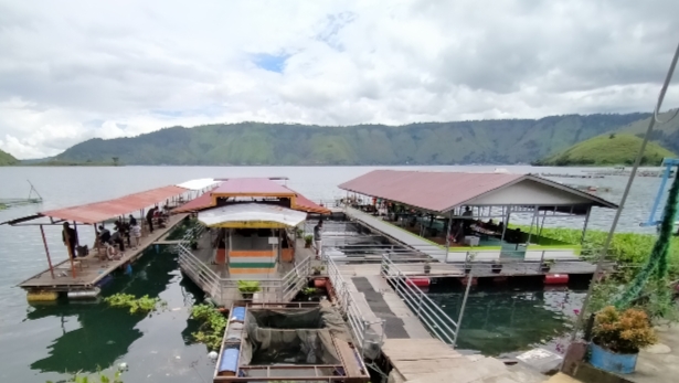 Sensasi Bersantap di Resto Apung Tipang Mas