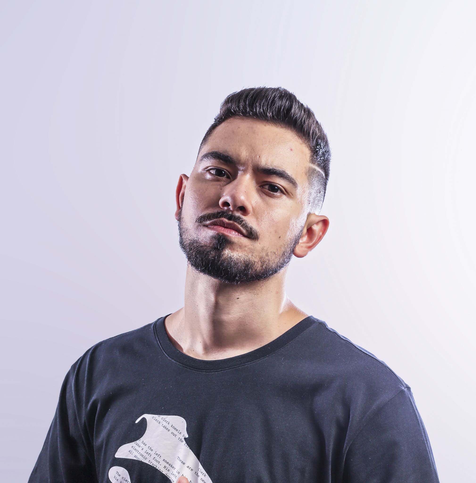 Vinera recruta a presença de Aka Rasta no single "MODO HARD"