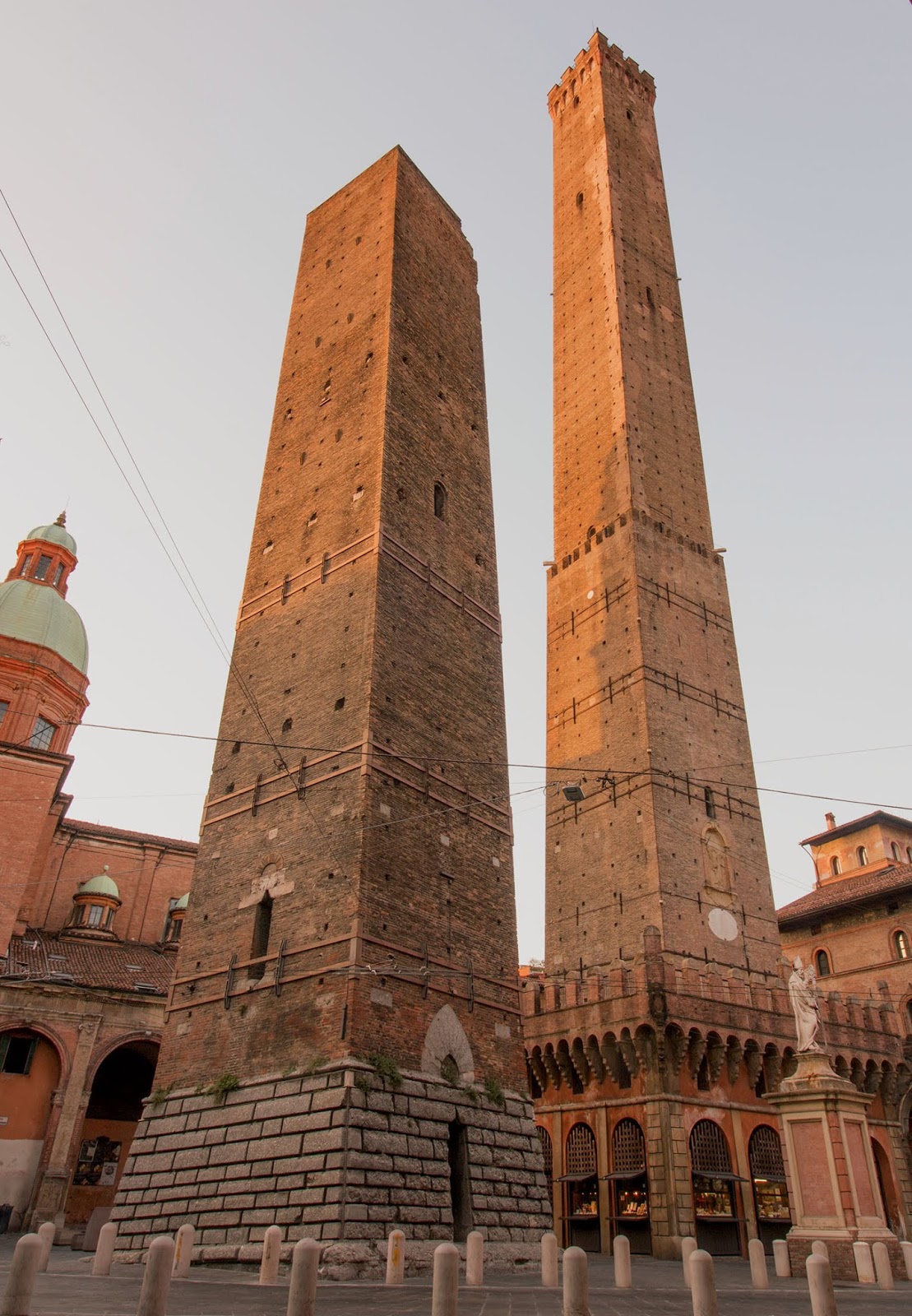 Flash sul mondo ... di tutto, di più: Le 100 torri della Bologna medioevale
