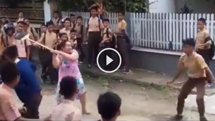Viral Video 'Emak' Bubarkan Tawuran Pelajar Pakai Sapu. Lihat Aksi dan Simak Videonya! - ANGKASA ...