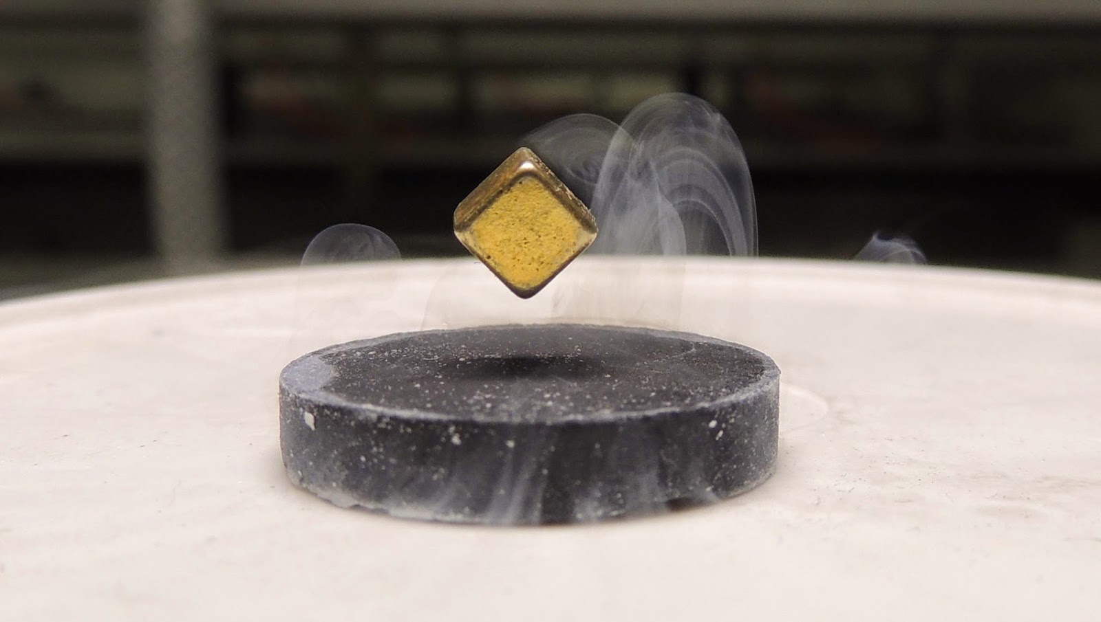 UBUScientia: Levitación magnética con superconductores