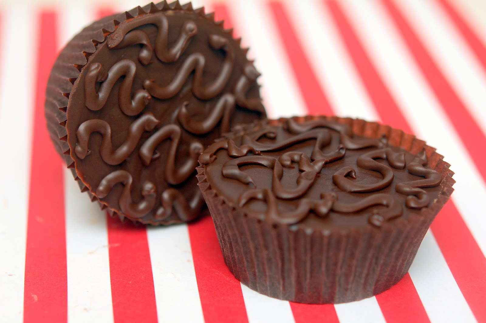 COOKIE BUTTER CHOCOLATE CUPS - Hugs and Cookies XOXO
