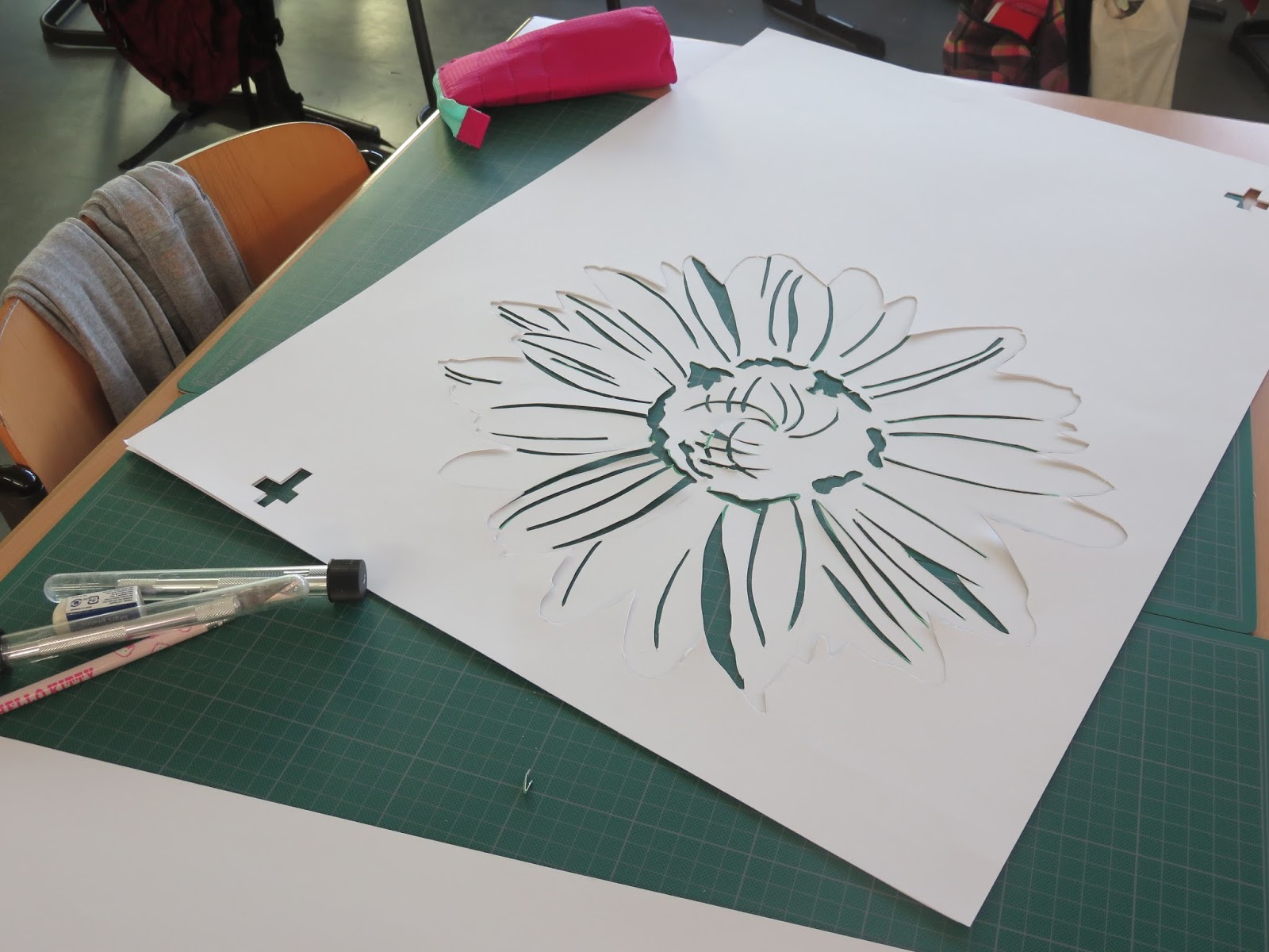 Stromkasten-Styling: Schablonen über Schablonen am zweiten Tag in der ...