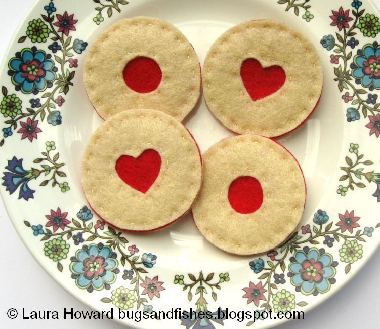 Bugs and Fishes by Lupin: How To: Felt Jammy Biscuit Brooches
