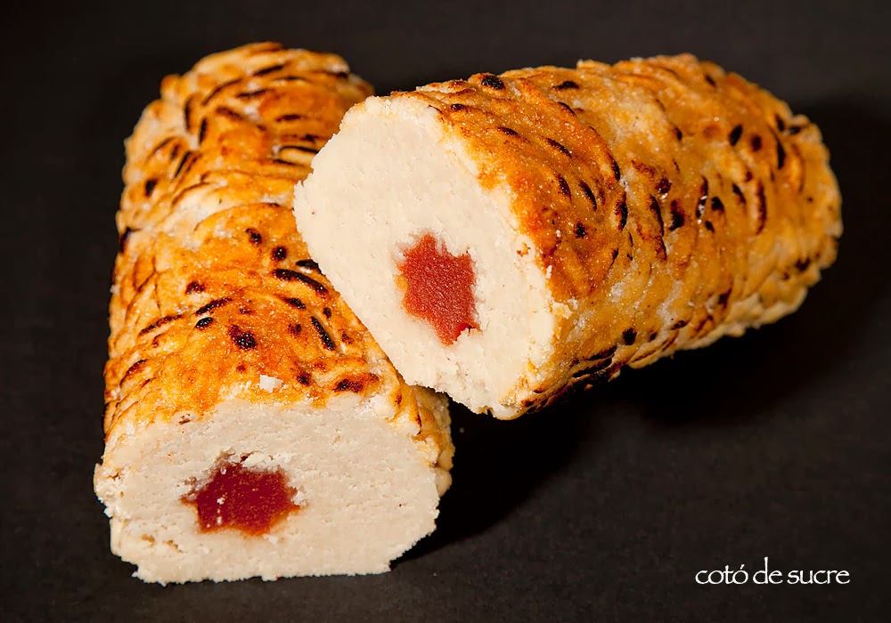 cotó de sucre: Torró de massapà amb codonyat i pinyons