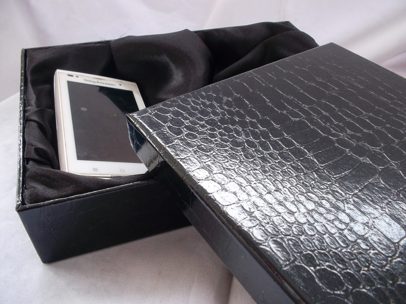Singapore Gift Boxes: Black leathery textured rectangle box