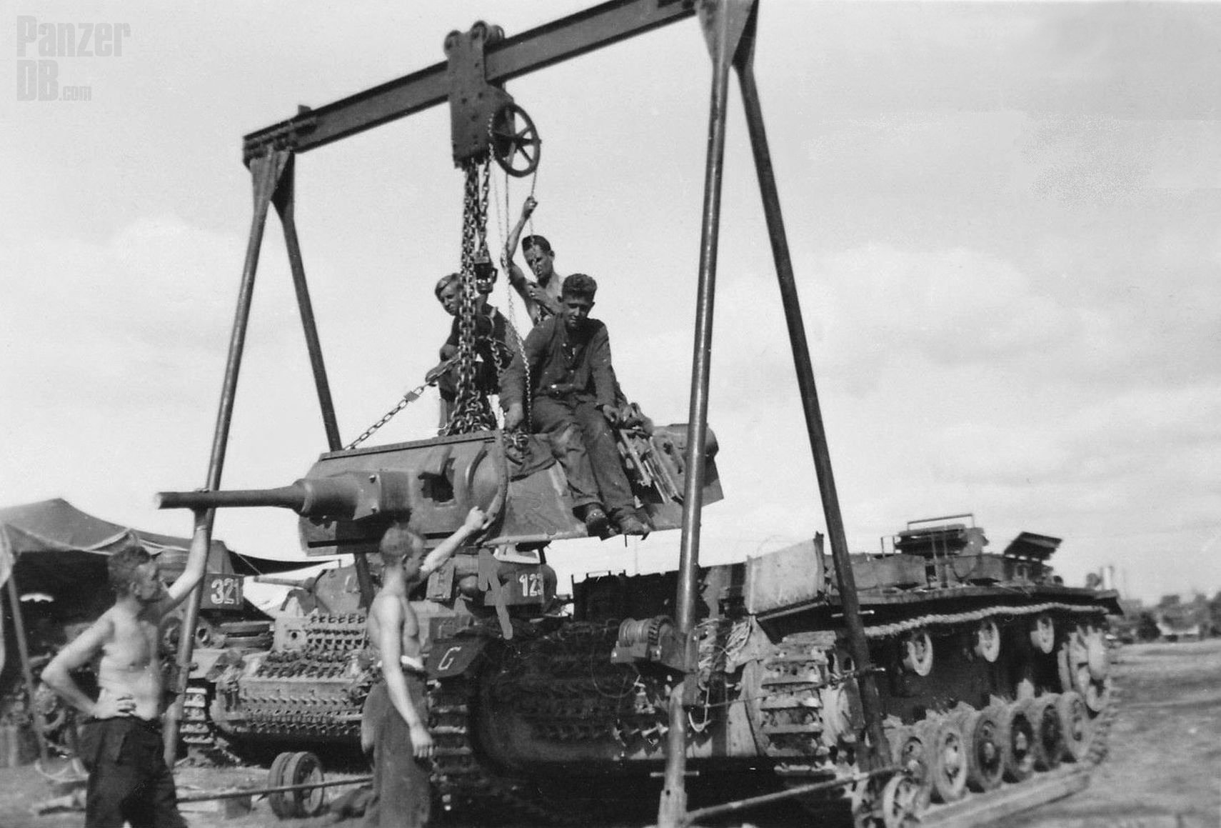 The Modelling News: Preview: MiniArt's "Big Box" Repairing Of Pz.Kpfw ...