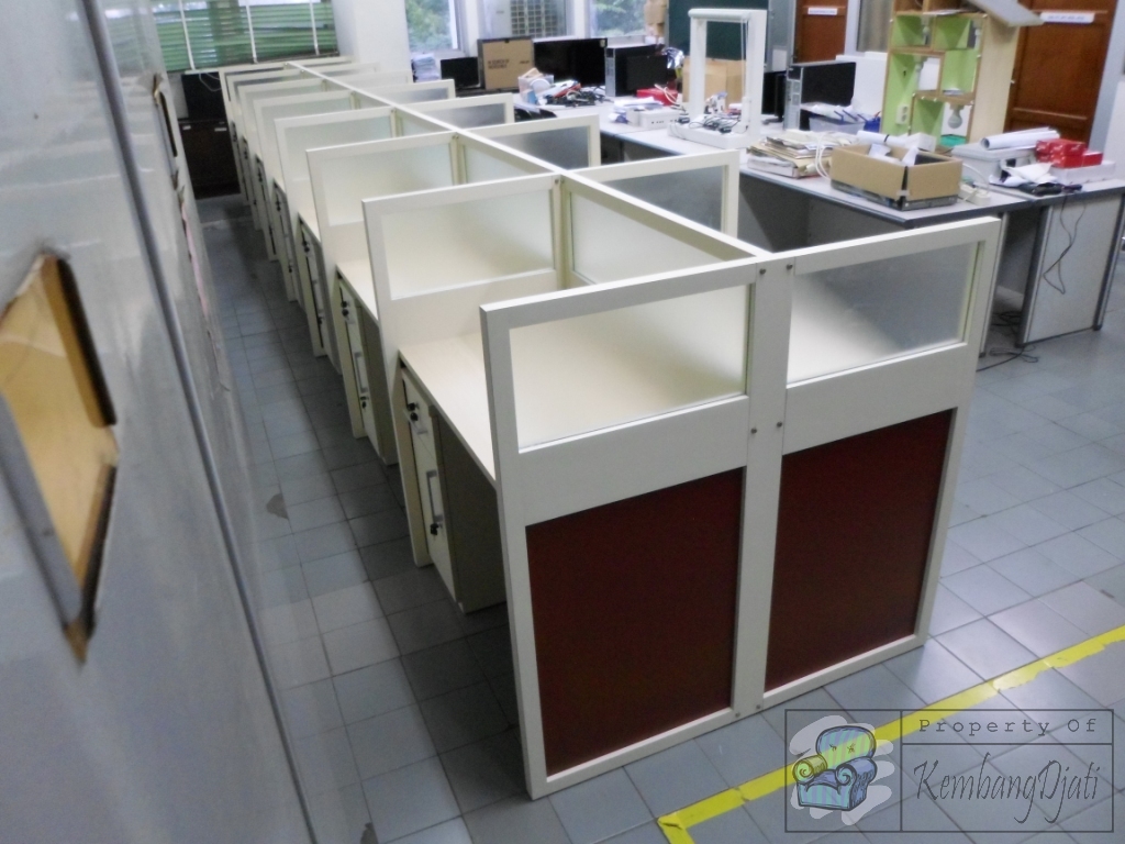 Meja Partisi Kantor Cubicle Workstation Untuk Kampus UGM | Cubicle ...