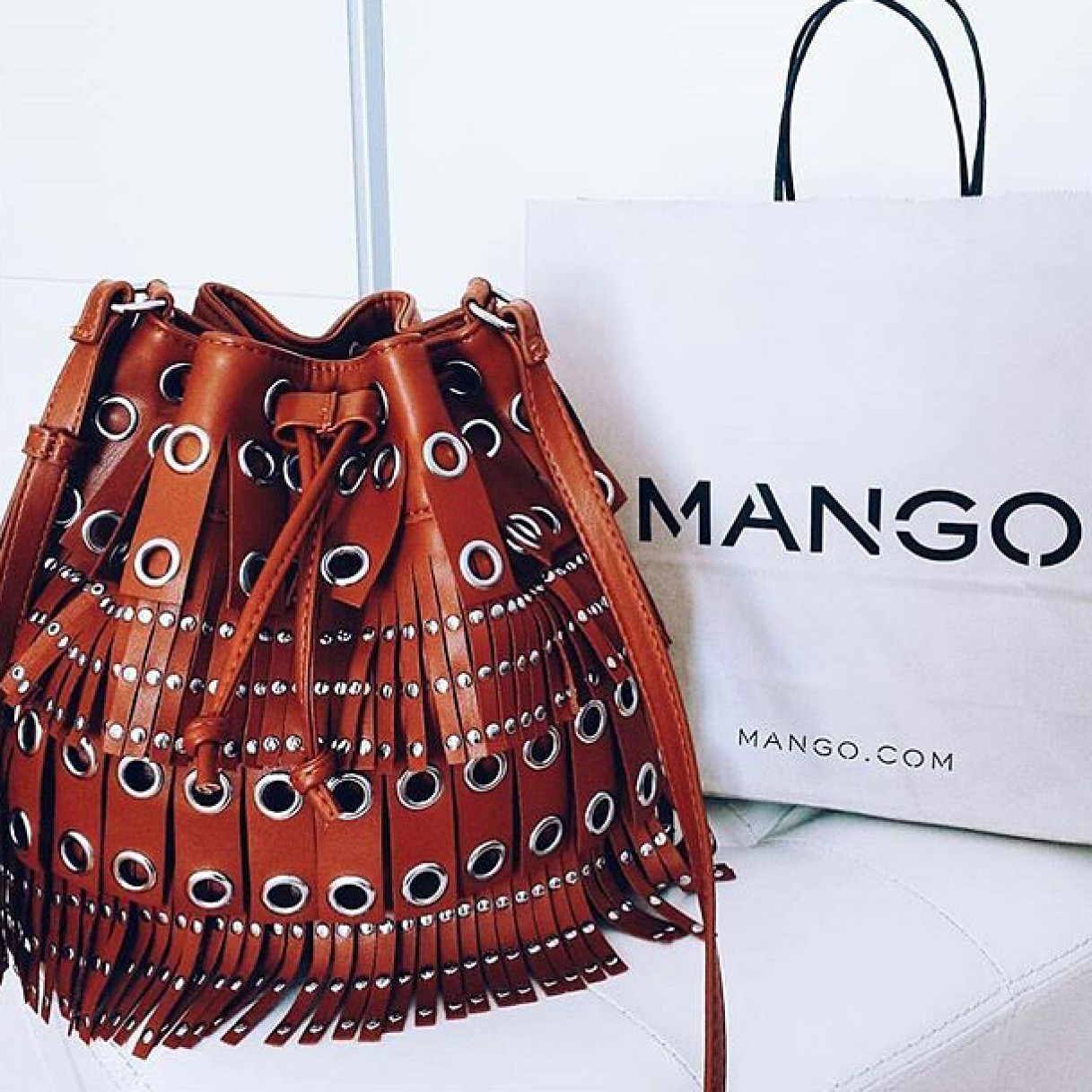 Super Achado Mango: Bolsa Tipo Saco Franjas e Tachas - ZAREAR