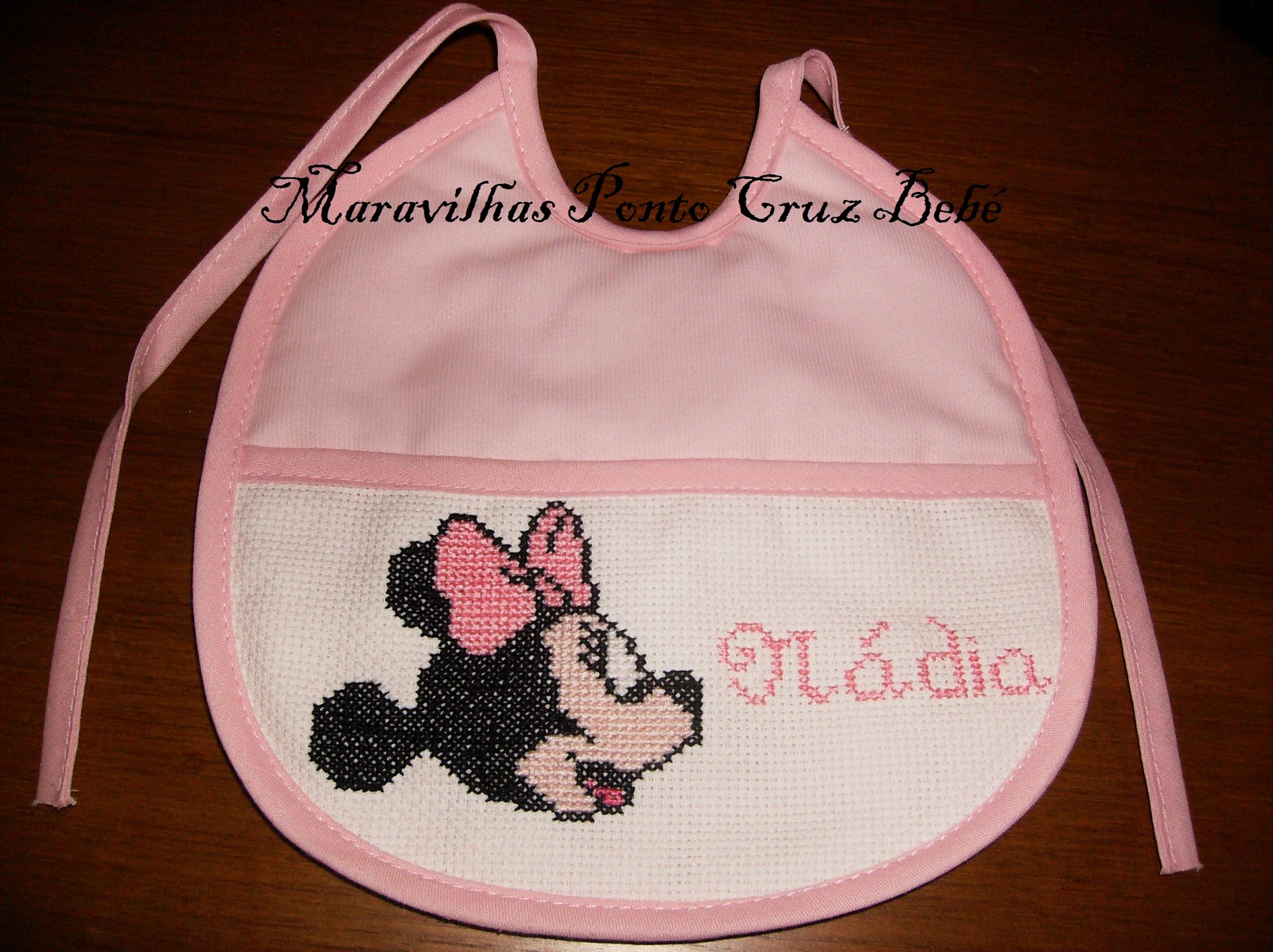 Maravilhas em Ponto Cruz Bebé: babete rosa bebé bordado a ponto cruz ...