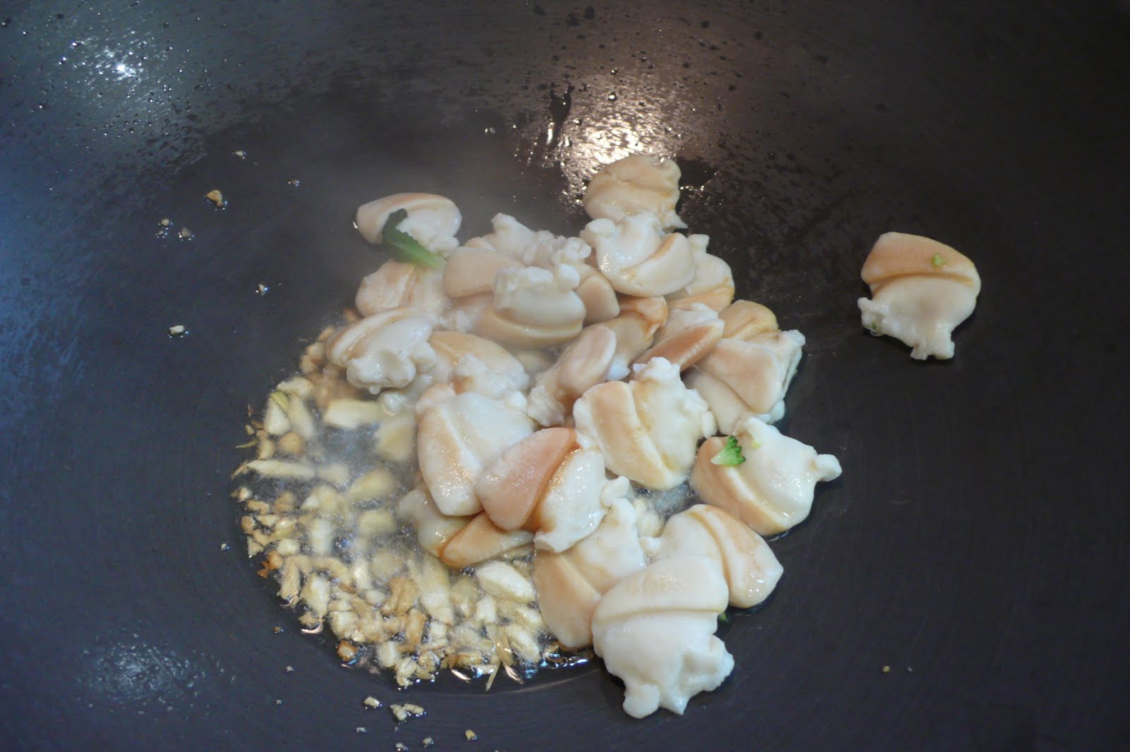 Stir Fried Pacific Clams With Broccoli