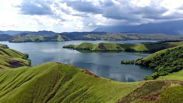The Beauty Landscape of Indonesia: Ten Lakes in Indonesia with Amazing ...