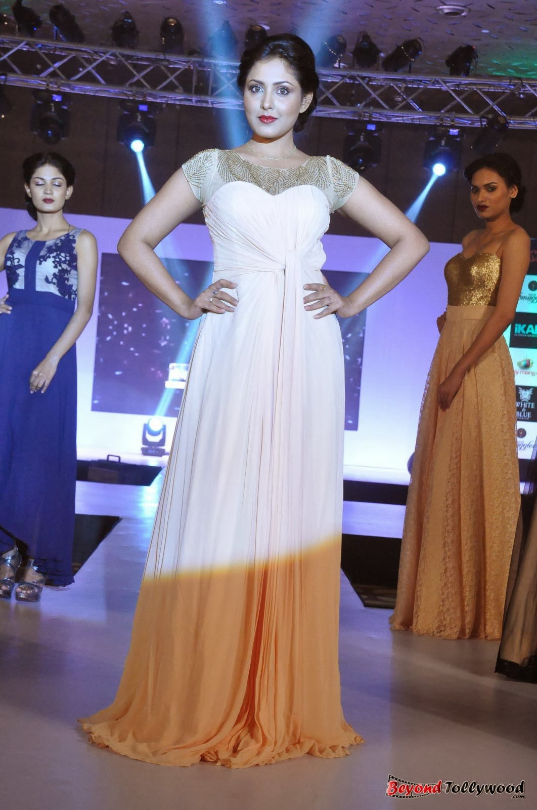 spicyimg: Madhu Shalini New Ramp Walk Stills