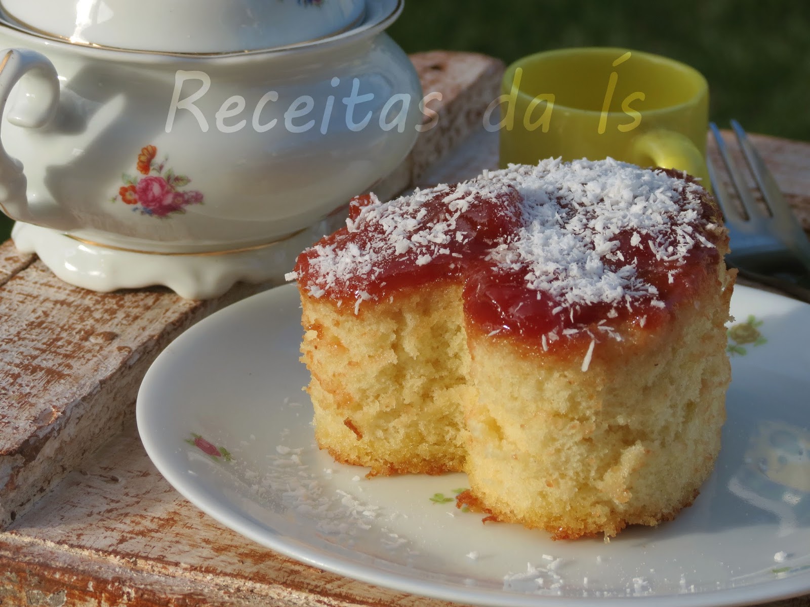 Receitas da Ís: BOLO "COCAIADA" PRÁTICO.. É que vai coco em todos os ...
