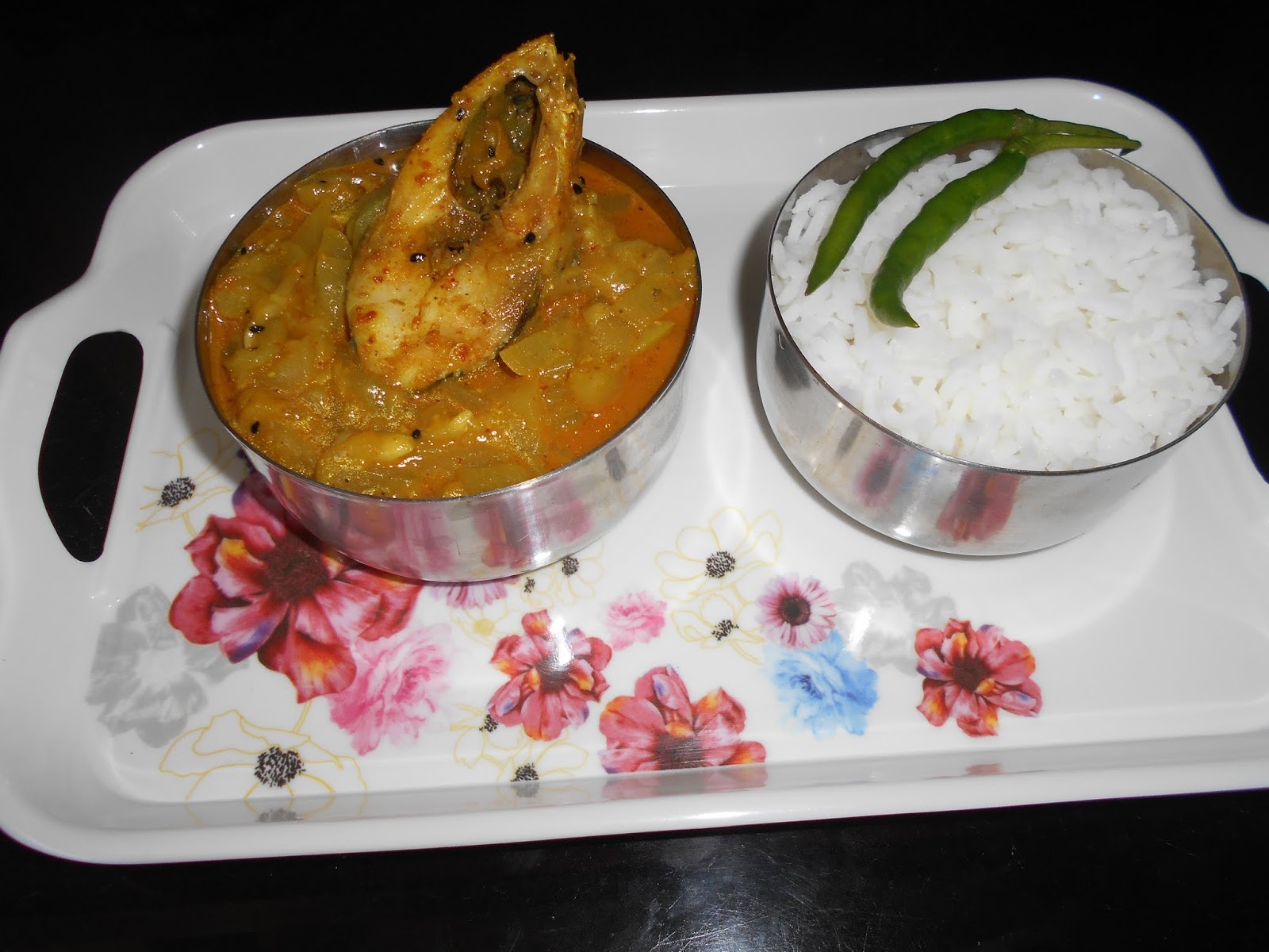Paramita's Kitchen: Lau Diye ilish Mach / Bottle gourd in Hilsa Fish