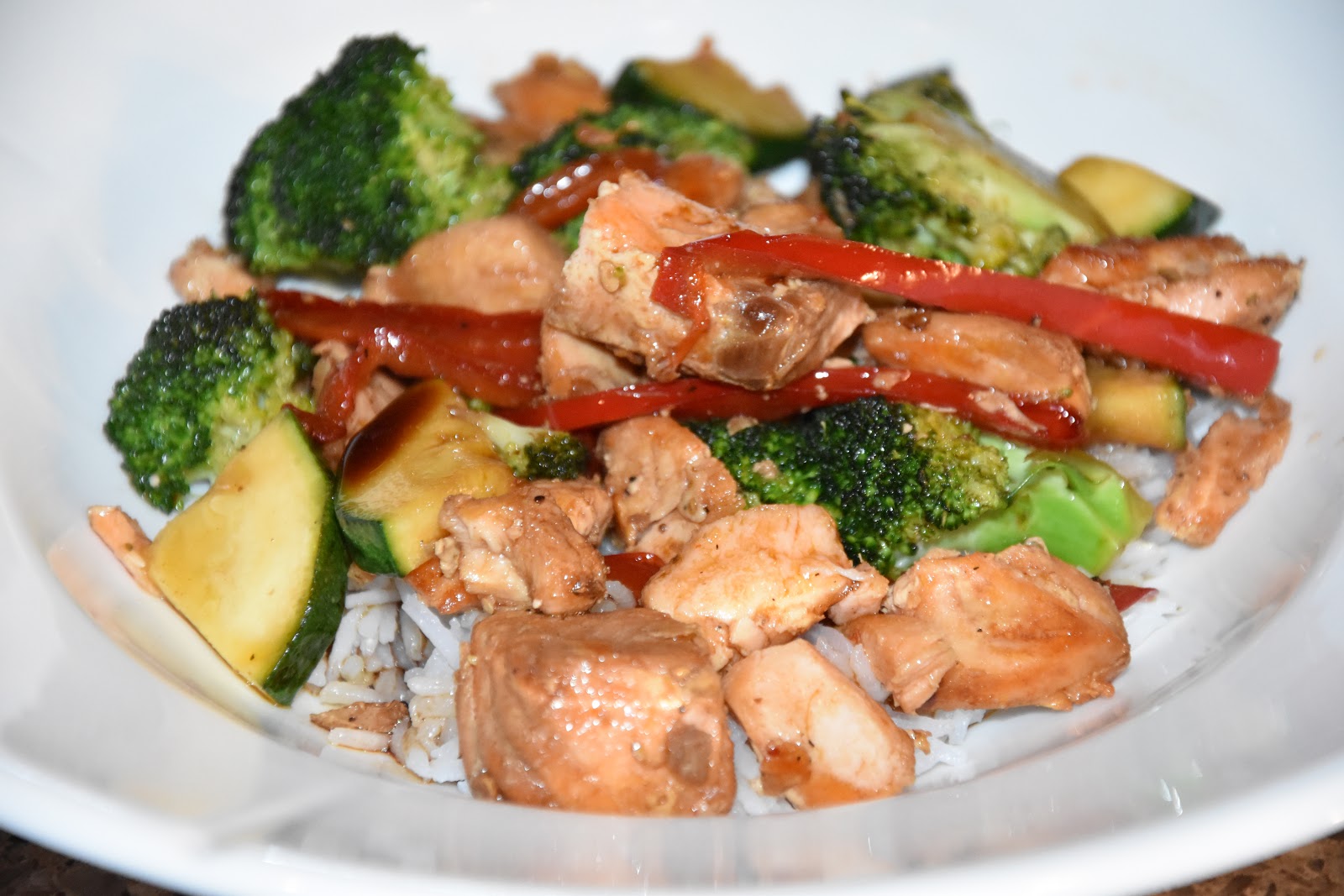 Wok med laks, ris og grønnsaker