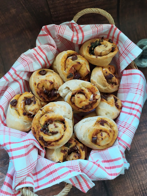 Ρολάκια Με Ελιές / Olive Rolls | Cook And Feed