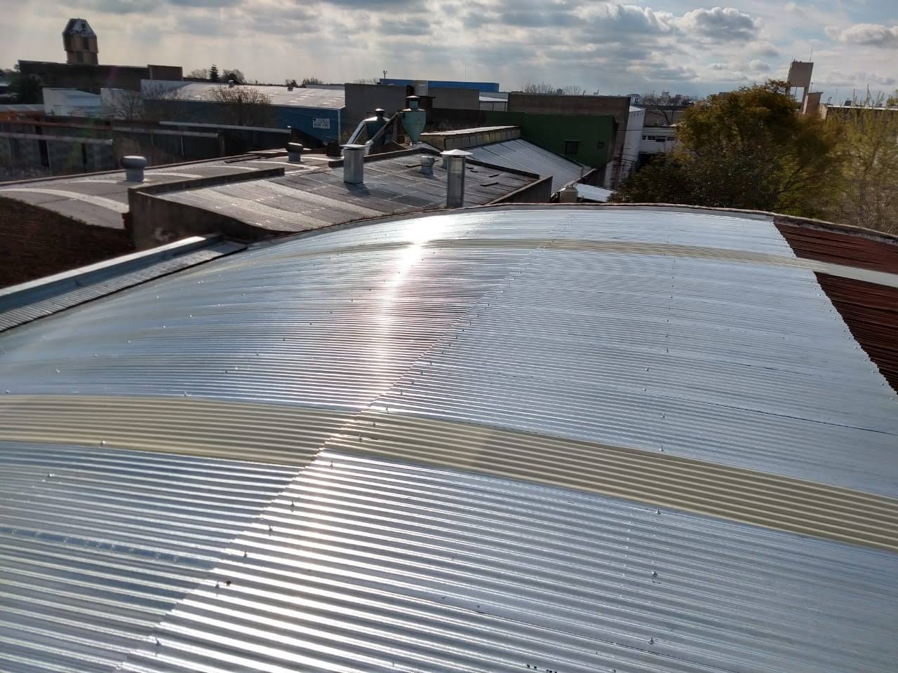 TECHO DE CHAPA ACANALADA CON ESTRUCTURA EN PERFIL C Y CERRAMIENTO EN POL...