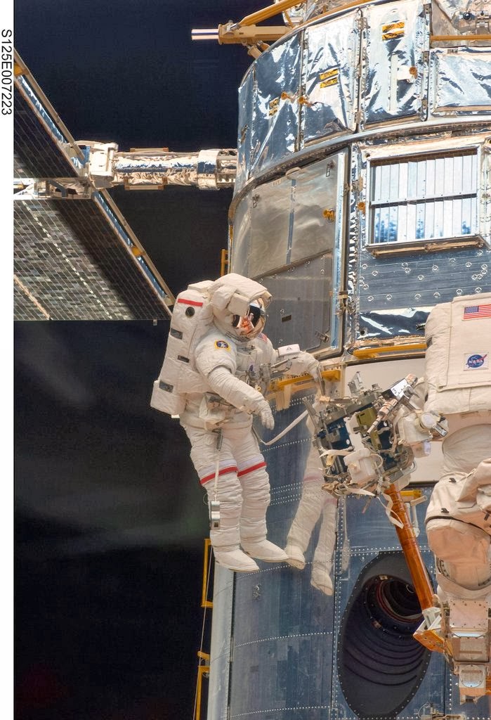 25 Amazing Photographs That Capture Astronauts Make Walking in Space ...