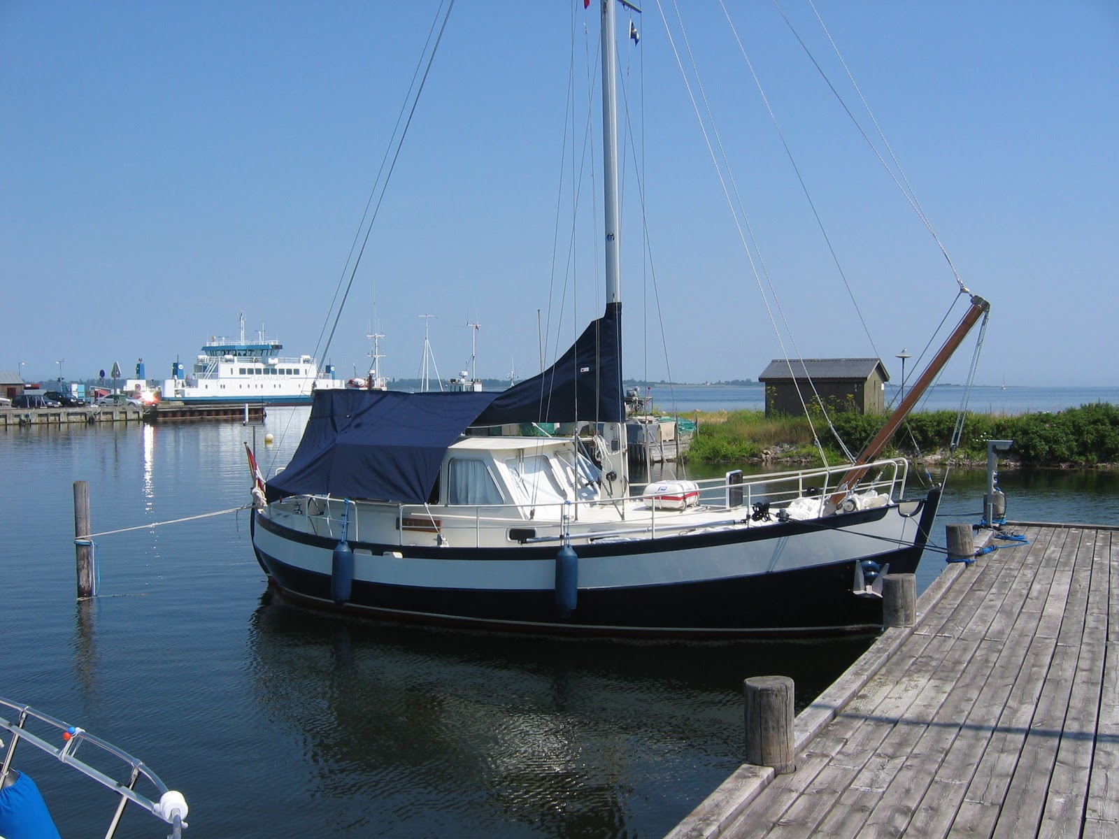 Motorzeilen: Zonwering stalen kajuit