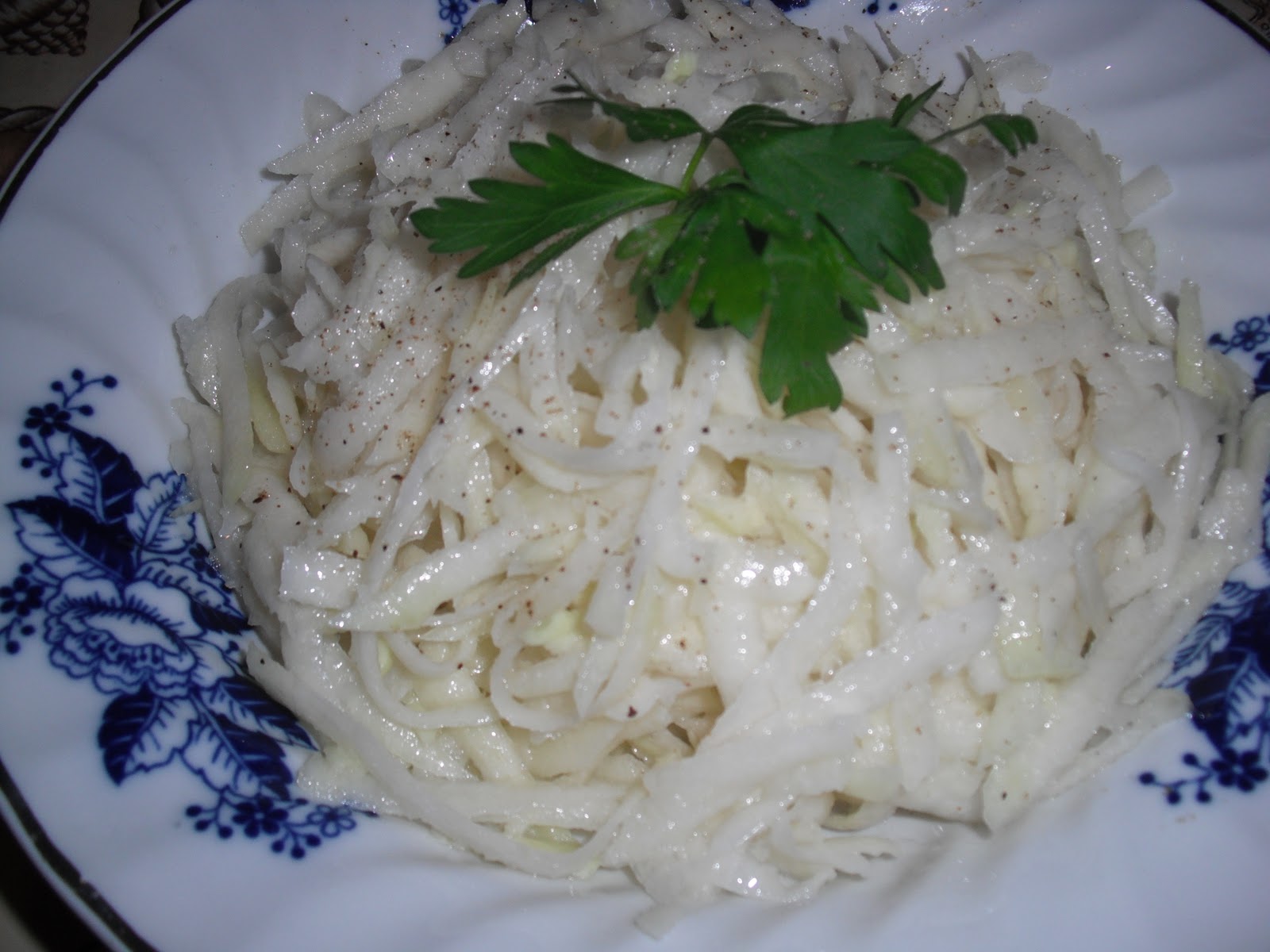 Retete simple,sanatoase si gustoase: Salata de gulie