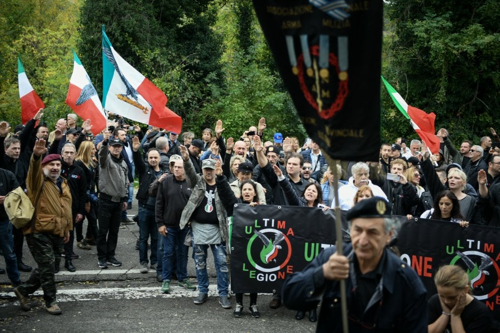 Simone Di Stefano ai pagliacci di Predappio: Mussolini vi prenderebbe a schiaffi - FascinAzione.info