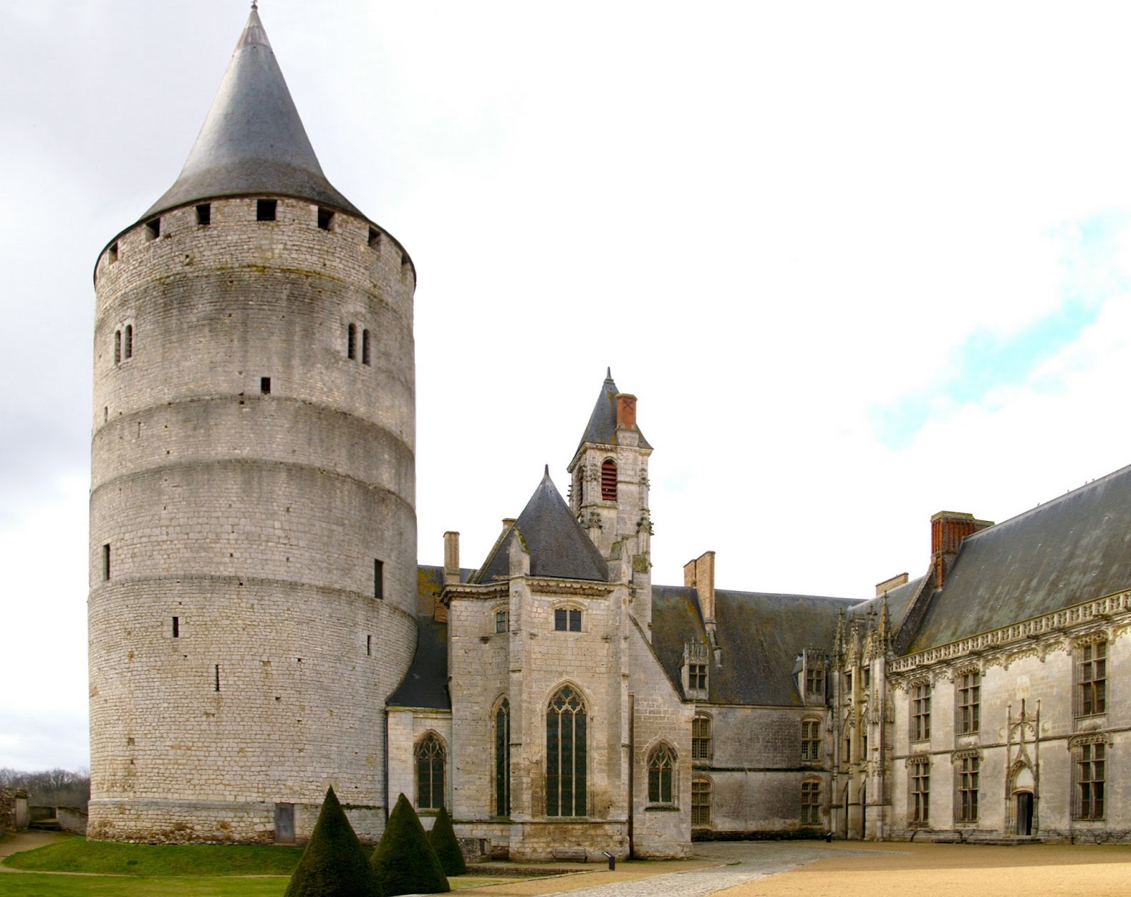 Le Bâtiment: Fiche historique, les châteaux. Châteaudun
