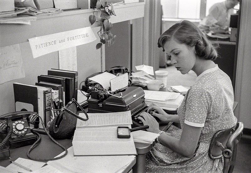 Before Computer: Here Is What People Worked With Their Typewriters in ...