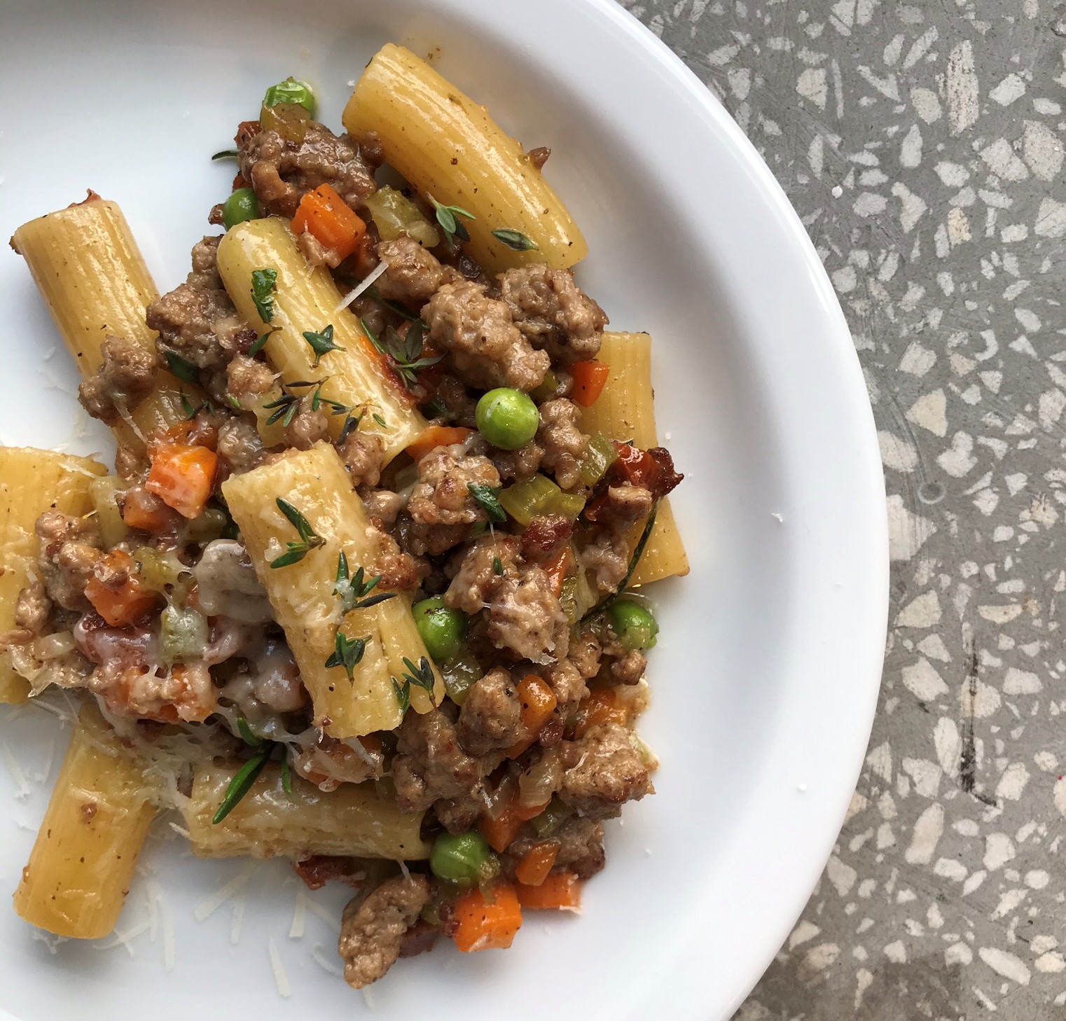 Wylizany Rondel: MAKARON RIGATONI Z INDYCZYM RAGU BIANCO