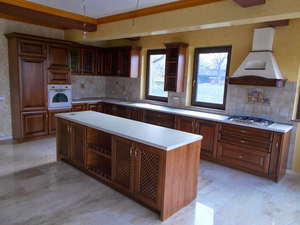 Bucatarie cu usi din lemn masiv cu insula | Mobilier cu design elegant