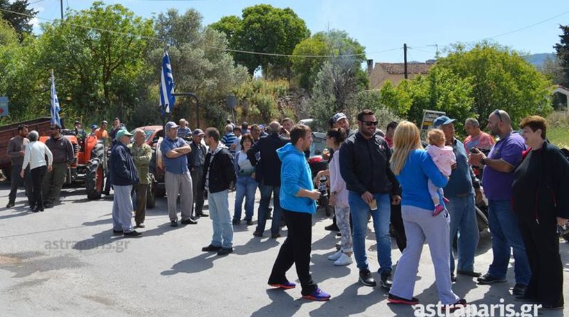 ΑΠΕΛΠΙΣΤΗΚΑΝ ΟΙ ΧΙΩΤΕΣ!! ΒΙΝΤΕΟ: ΕΚΛΕΙΣΑΝ ΜΕ ΤΡΑΚΤΕΡ ΤΗ ΔΙΕΛΕΥΣΗ ΤΩΝ ...