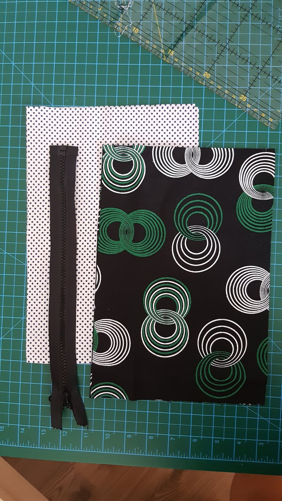 Open wide zippered pouch tutorial | All about patchwork and quilting