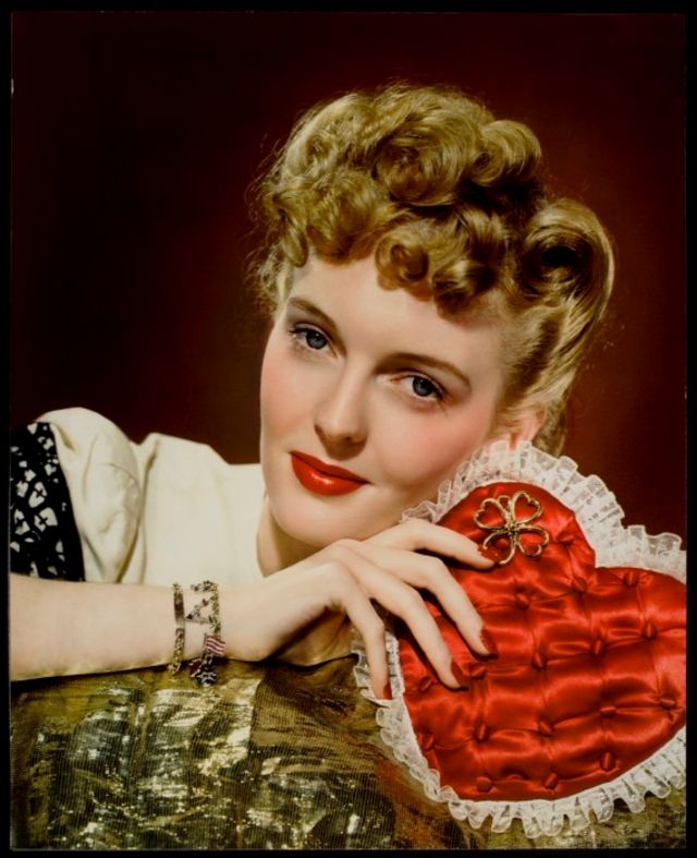 20 Fabulous Color Photos of Classic Beauties Dressed Up For Valentine's ...