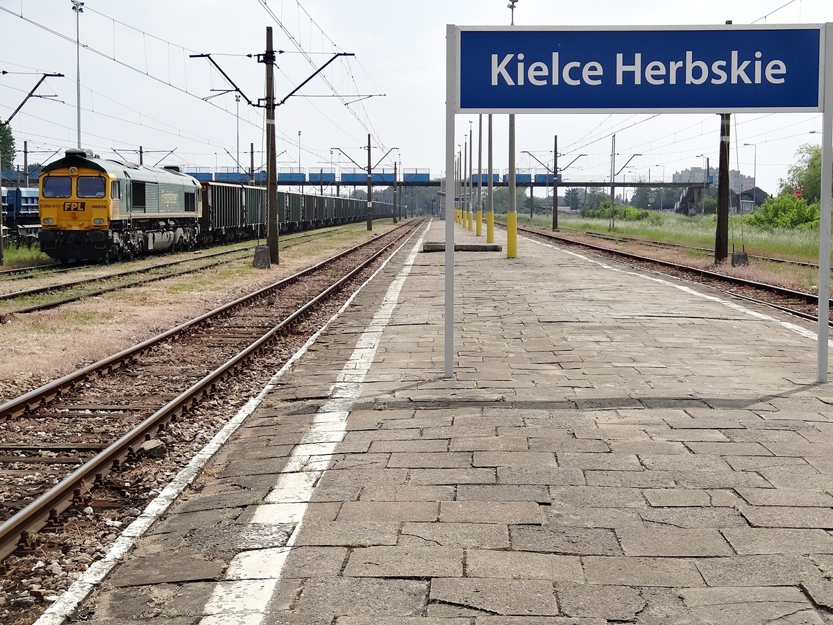 FPL Class 66606 z węglarkami Eamnos na stacji Kielce Herbskie ...
