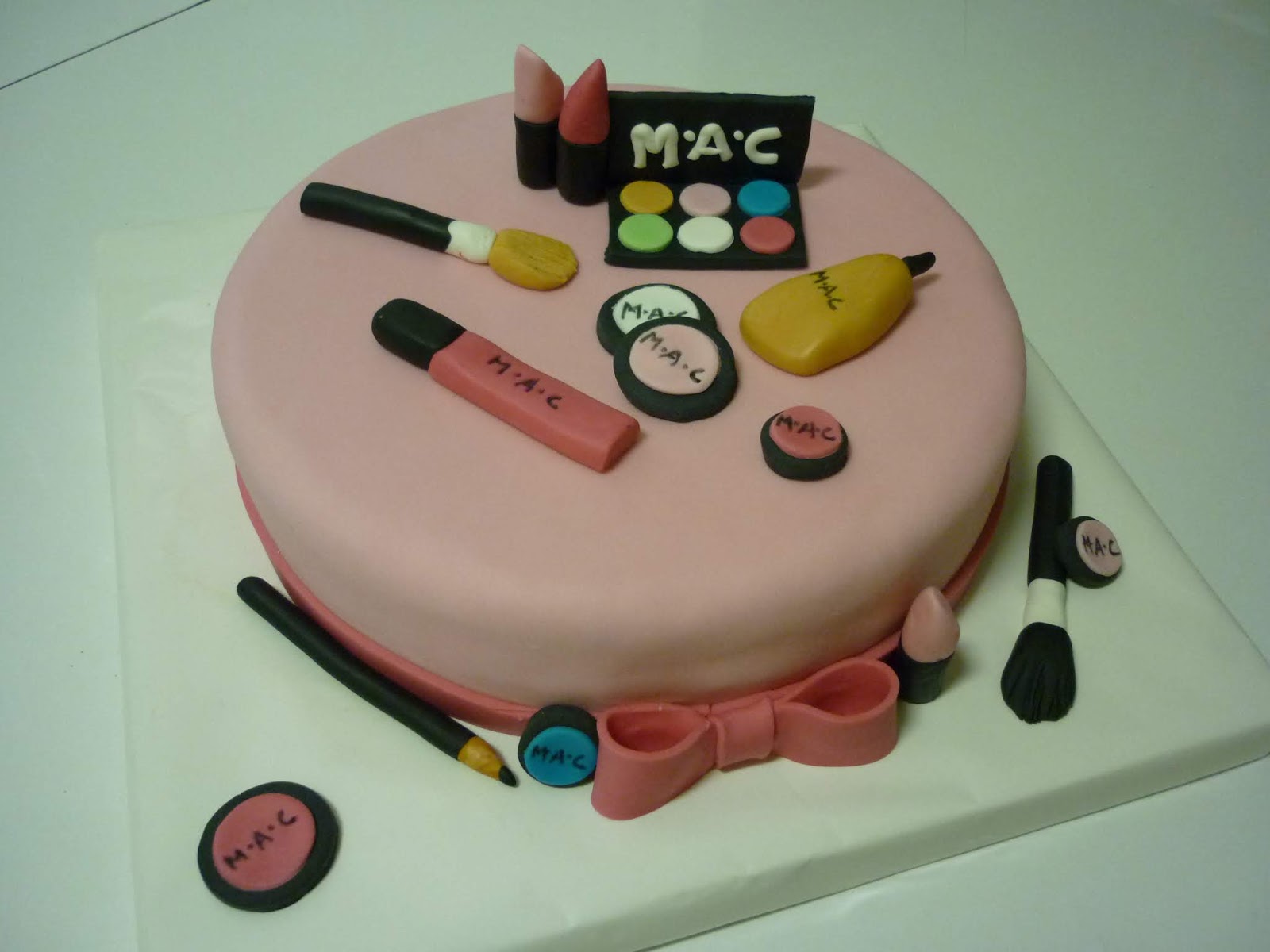 IdeiasDocinhas: Bolo Maquilhagem MAC