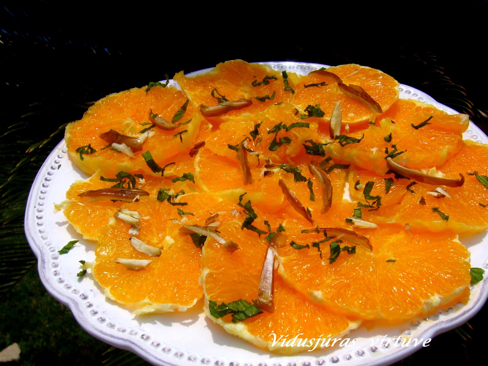 Vidusjúras virtuve: Apelsínu saláti ar riekstiem un datelém