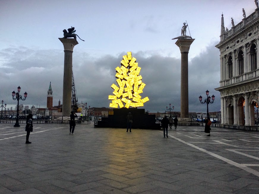 Venetian Cat - The Venice Blog: Controversial Christmas Tree in Venice ...