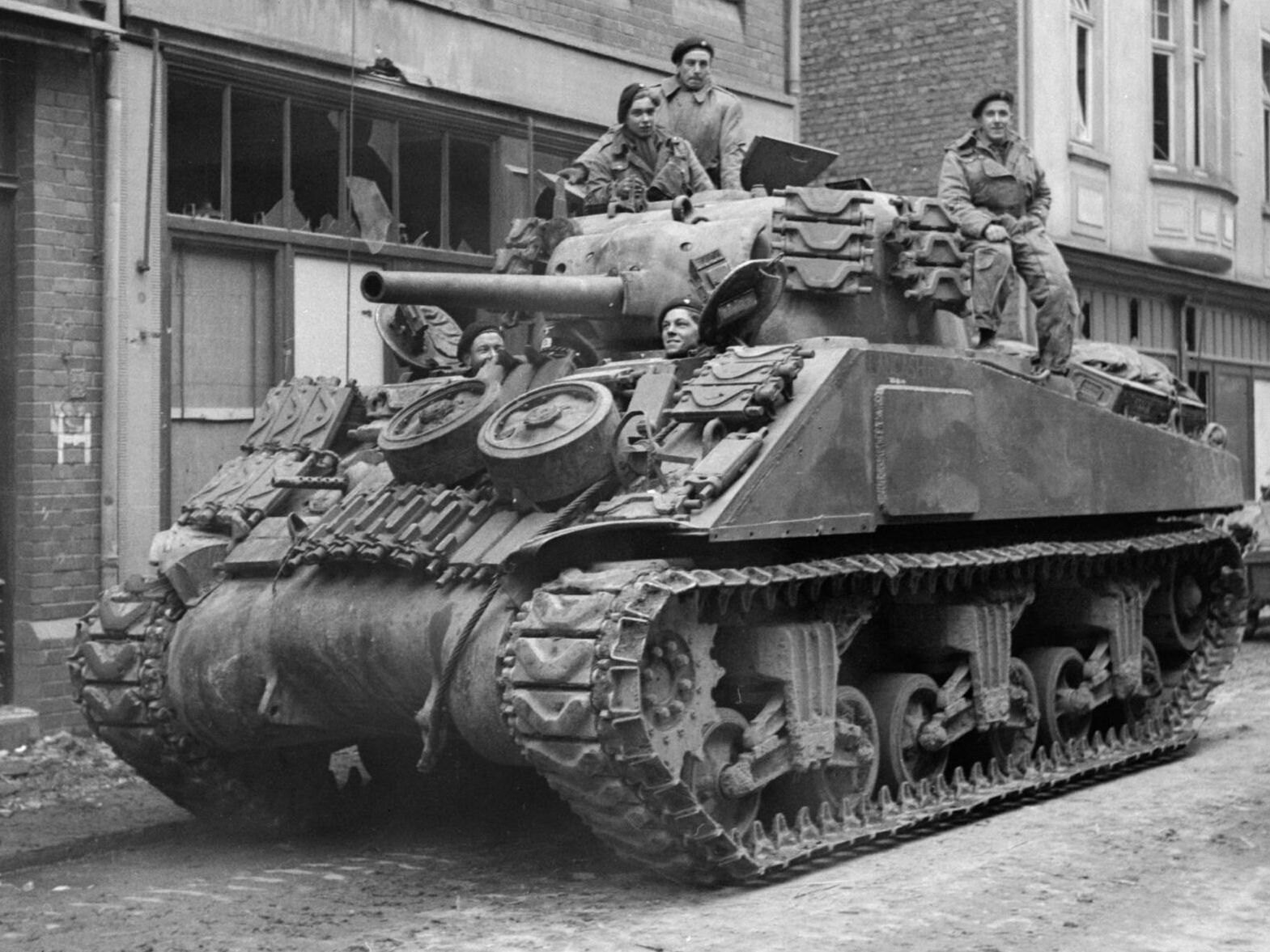 Main Battle Tank Pertama Amerika Serikat: M4 Sherman Medium Tank Main Battle Tank Pertama Amerika Serikat: M4 Sherman Medium Tank