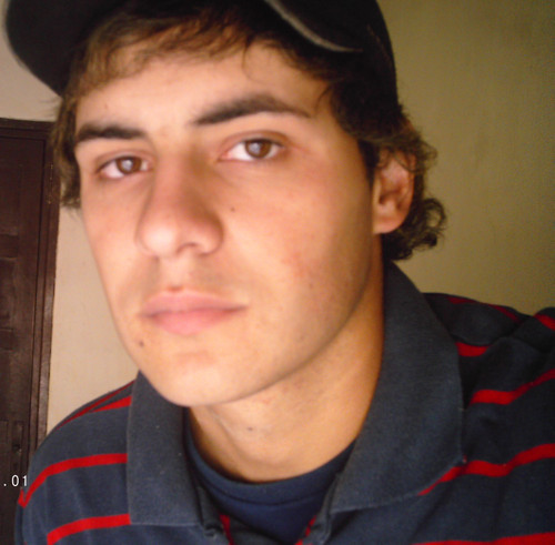 FOTOS DE HOMBRES LATINOS